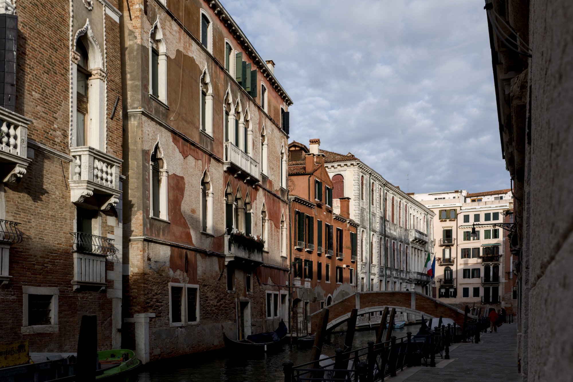 The Blue Door – History Walks in Venice