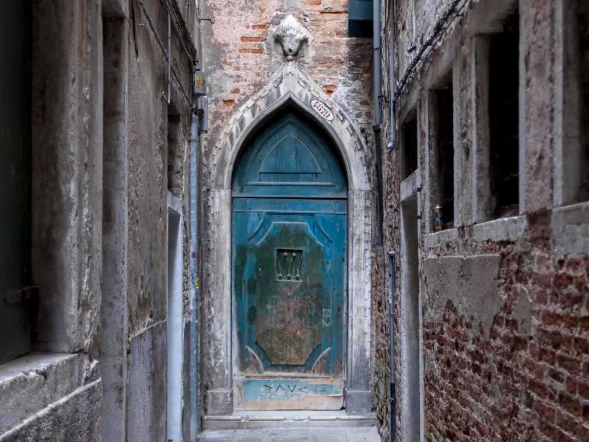 The Blue Door – History Walks in Venice